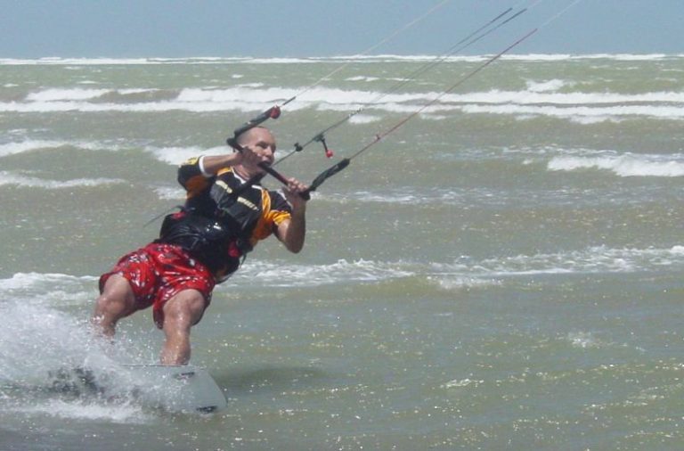 Kitesurf, windsurf y más: las mejores opciones de deportes acuáticos en ...